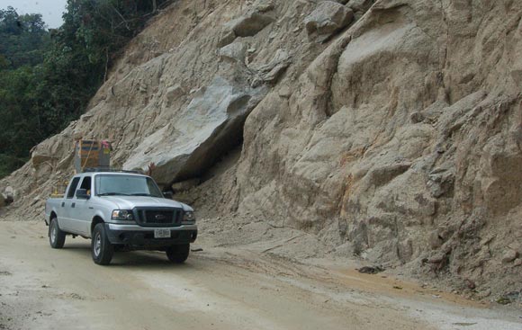Despejado el paso en la vía hacia Choroní - Roa y Asociados - Asesoria ...