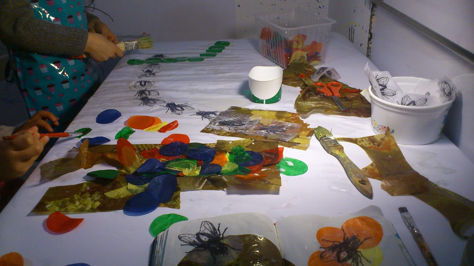 encenent la imaginació: El collage de les mosques.