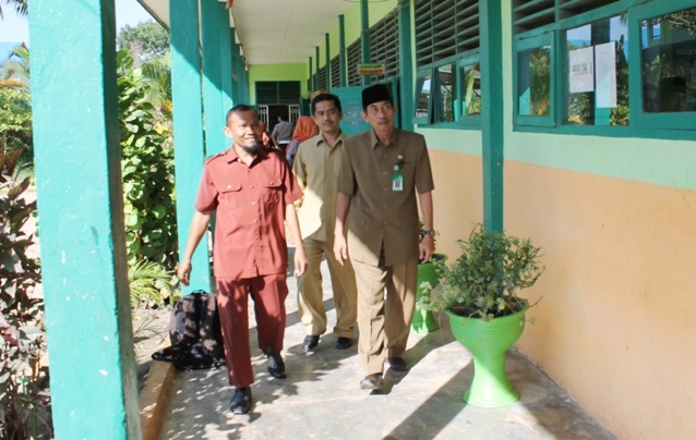 MTs PESRI KENDARI: Hari Kedua UN MTs, Kakanwil Sambangi MTs Pesri dan ...