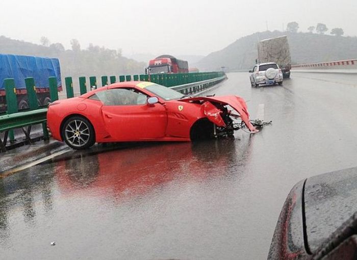 Multiple Ferrari Crash (6 pics)