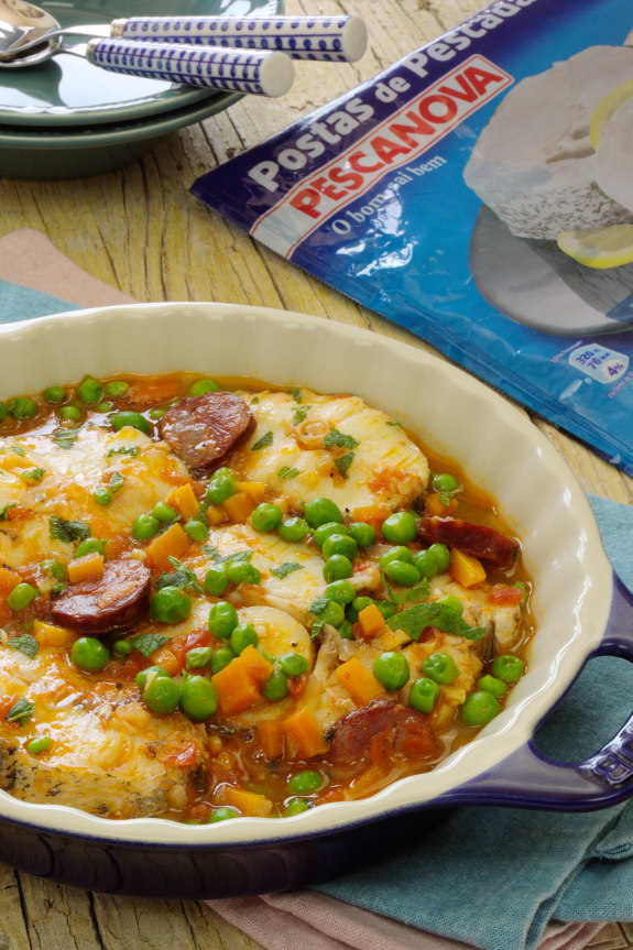 Cinco Quartos de Laranja: Pescada guisada com ervilhas e chouriço