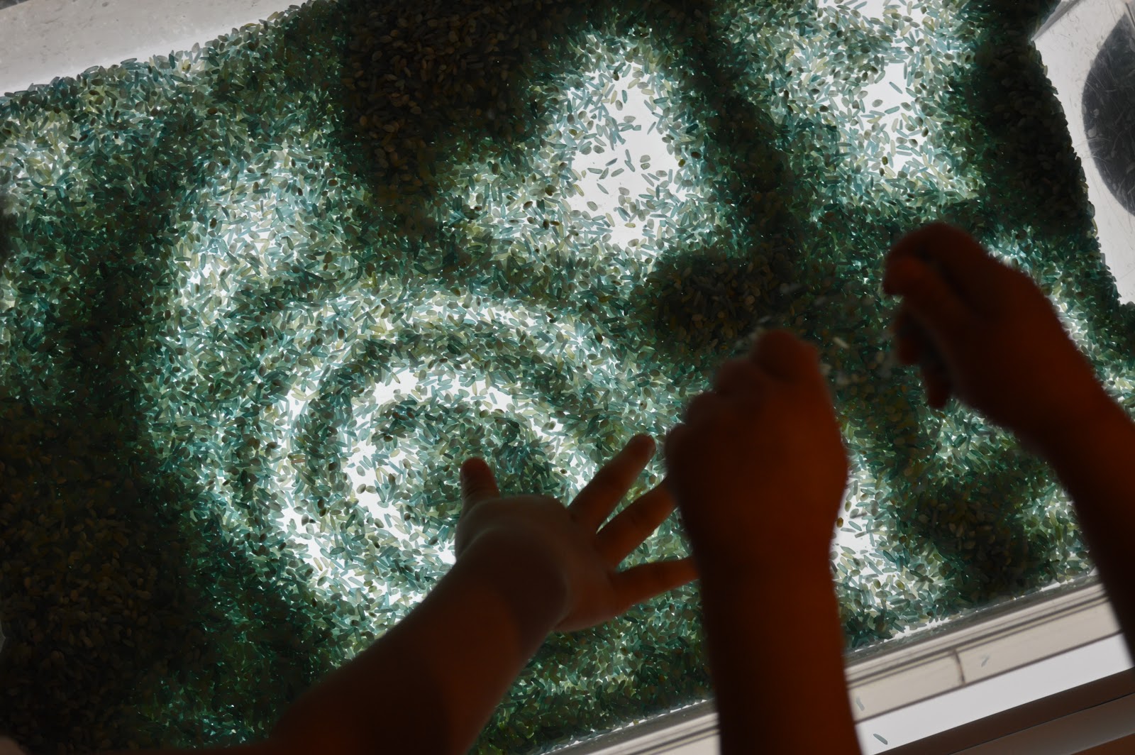Interaction Imagination: Coloured rice on the light table
