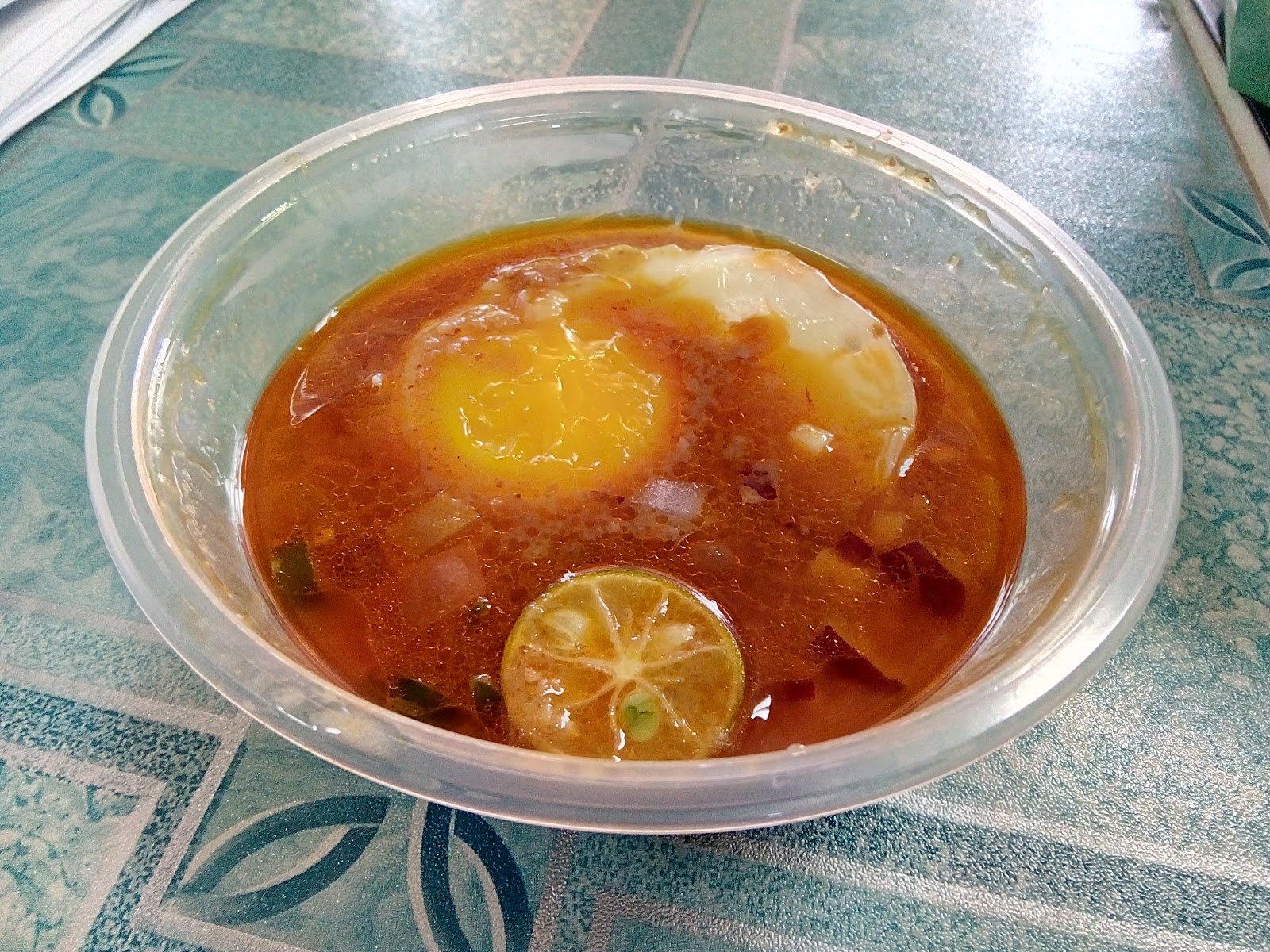 Kuah Kacang Pool dilengkapi dengan telur mata, hirisan bawang dan limau