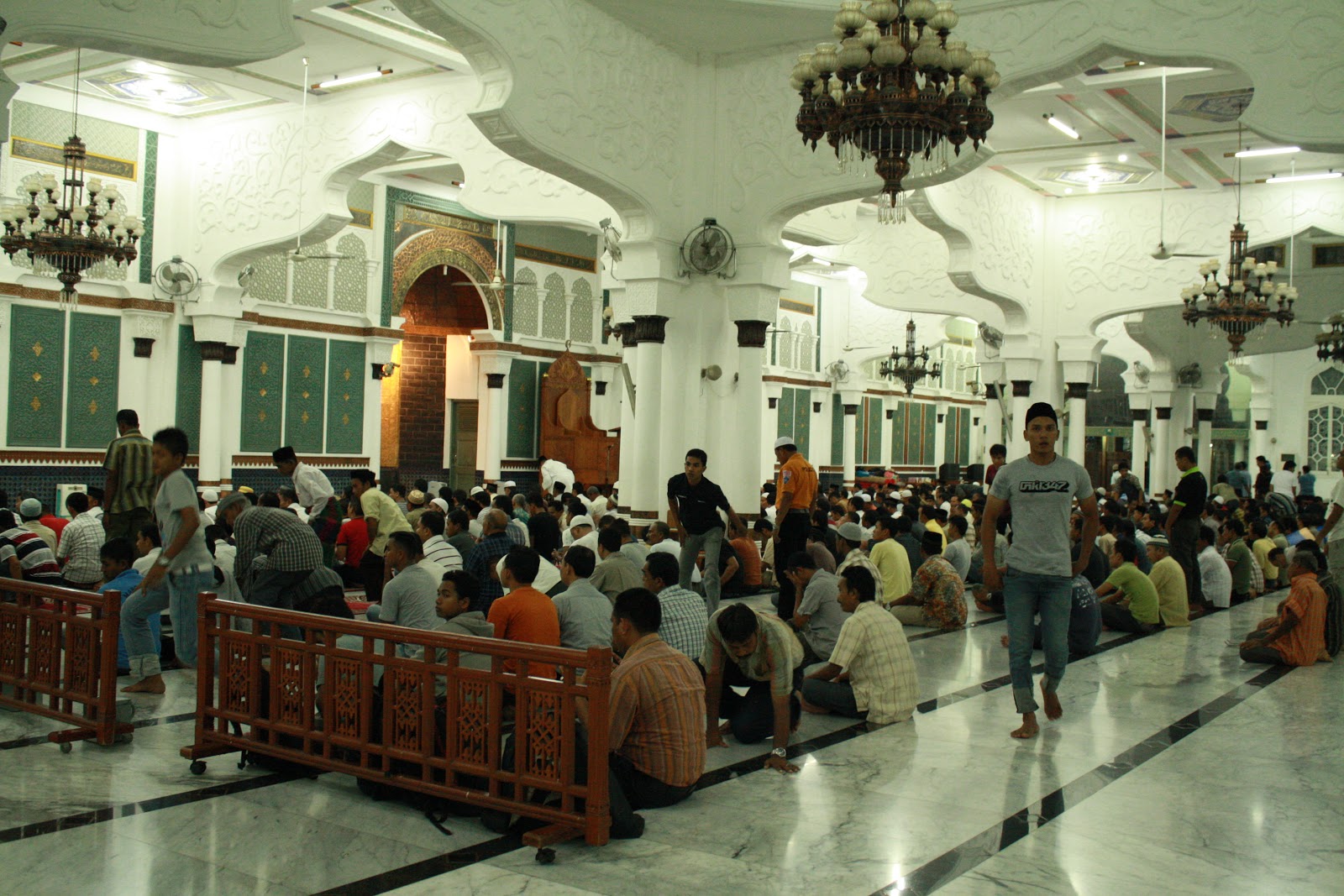 Banda Aceh: Suasana di dalam Mesjid Raya Baiturrahman