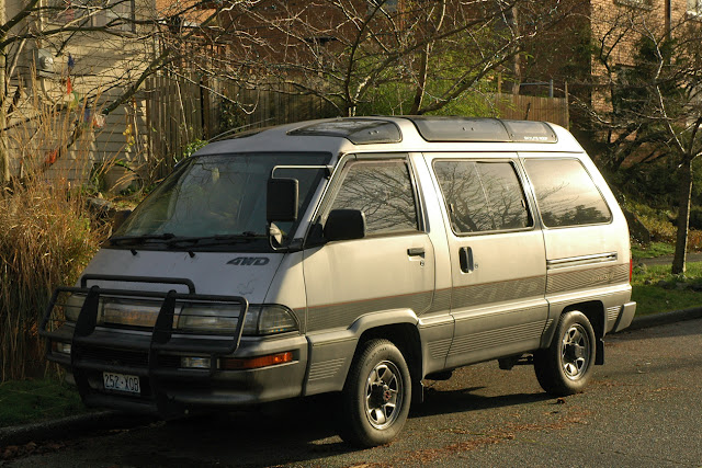 OLD PARKED CARS.: 1989 Toyota MasterAce Surf Super Touring.