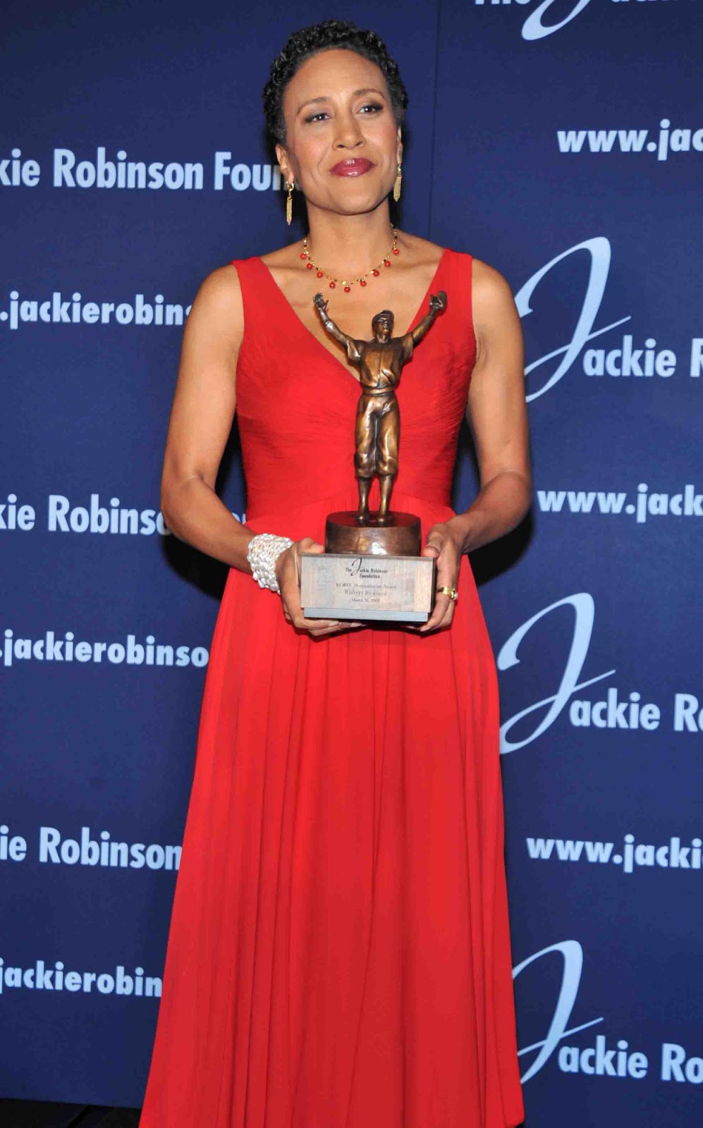 ROBIN ROBERTS RETURNS TO GMA TOMORROW