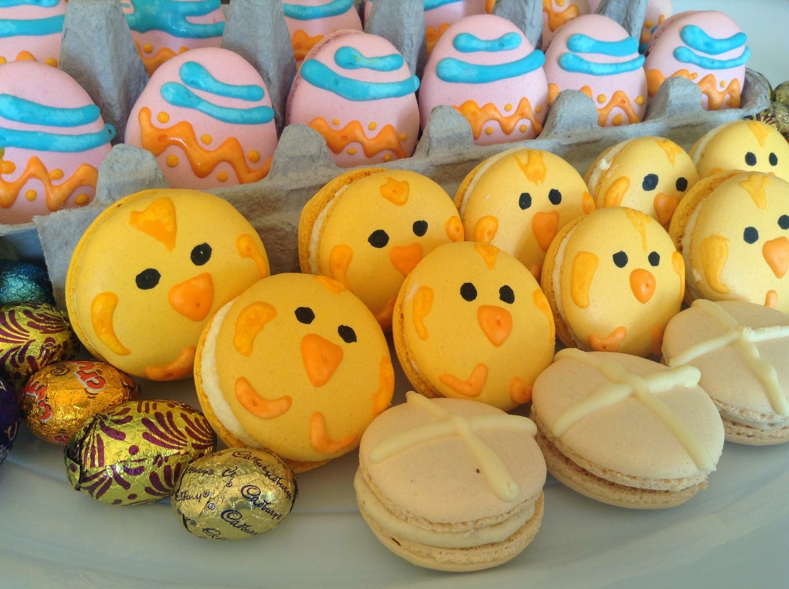 Vegie Mix: Easter Macarons - Chicks, Eggs and Hot Cross Buns