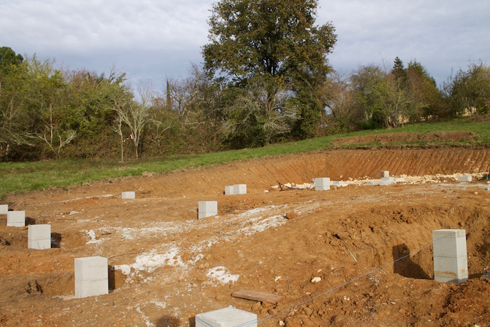 CABANE DE LOKI ET YODA: Fondations de la maison sur plots béton
