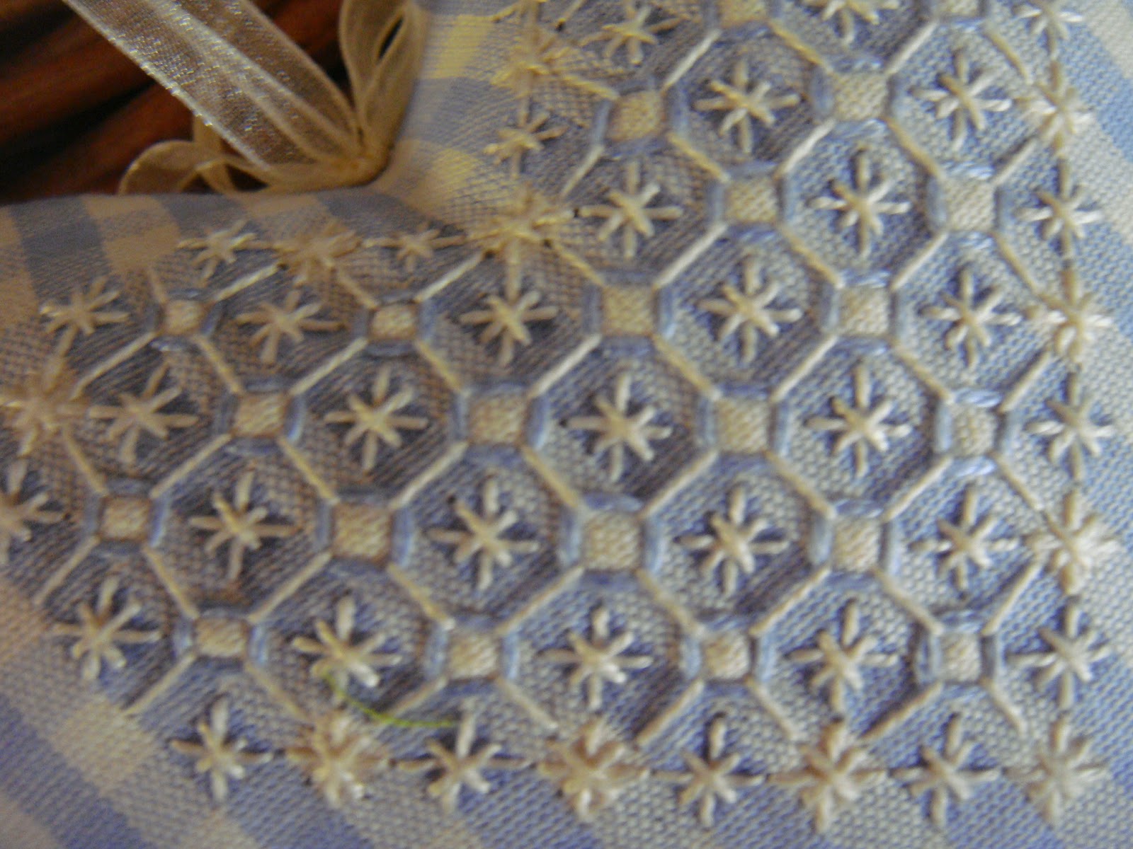 Broderie Suisse, Chicken scratch, Swiss embroidery, Bordado espanol ...