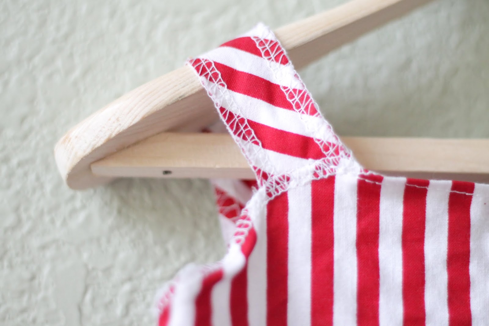 Make It Handmade: Tutorial: Super Simple Serger Ruffles