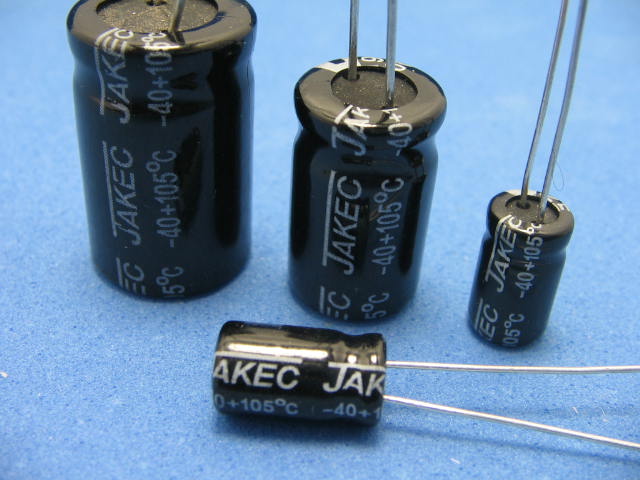 las 100 partes del hardware de la computadora: CAPACITORES: