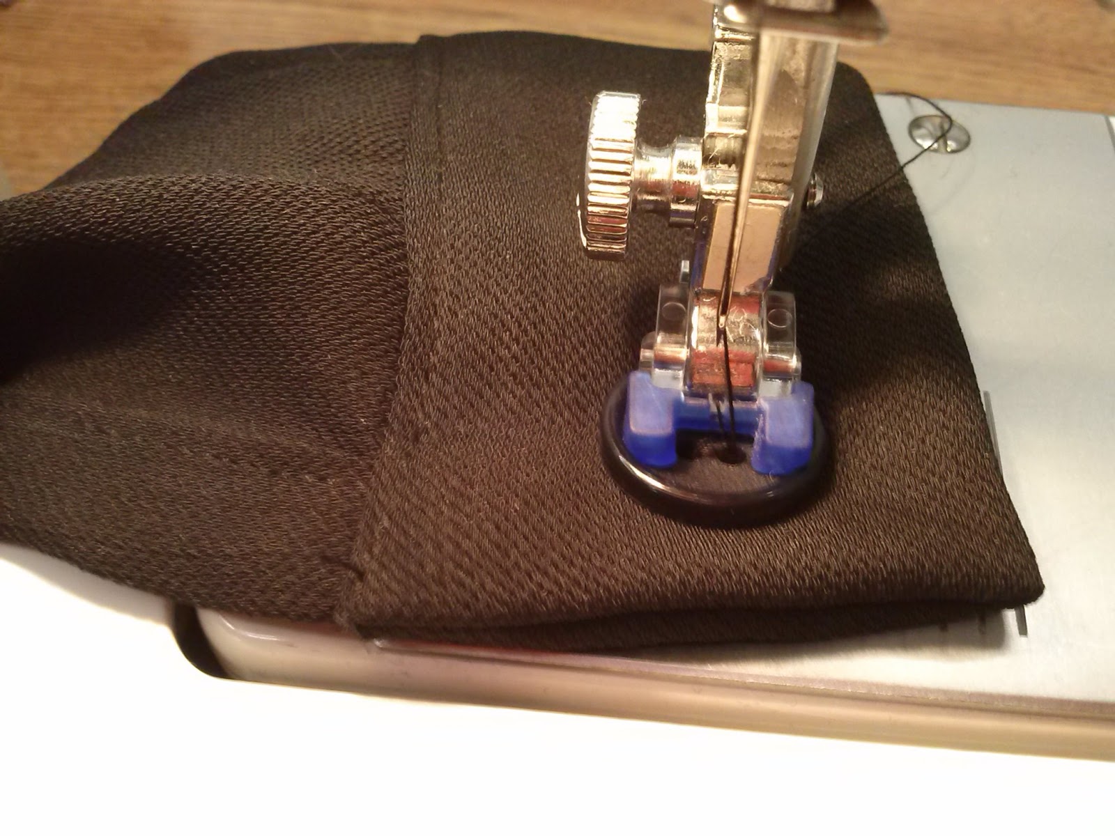 EL RINCON DE LA COSTURA: COSER BOTONES A MÁQUINA