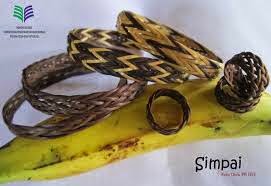 Melihat Pembuatan Gelang Simpai Dayak Meratus | Berita Banjarmasin ...