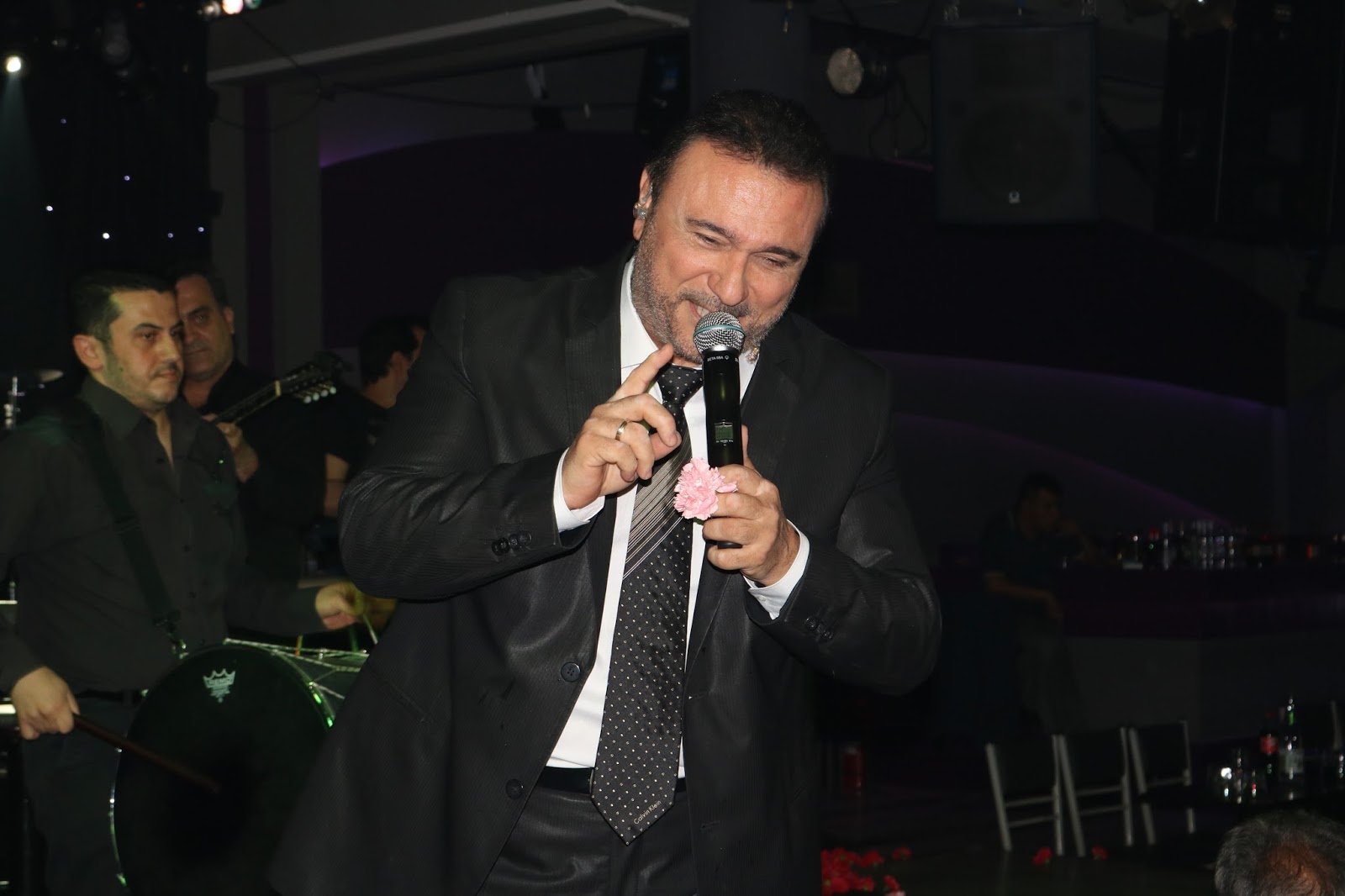 ΟΛΑ ΕΔΩ NEWS !: Λαμπερή Πρεμιέρα στο ΚΟΜΒΟΣ Live με ΑΓΓΕΛΟ ΔΙΟΝΥΣΙΟΥ ...