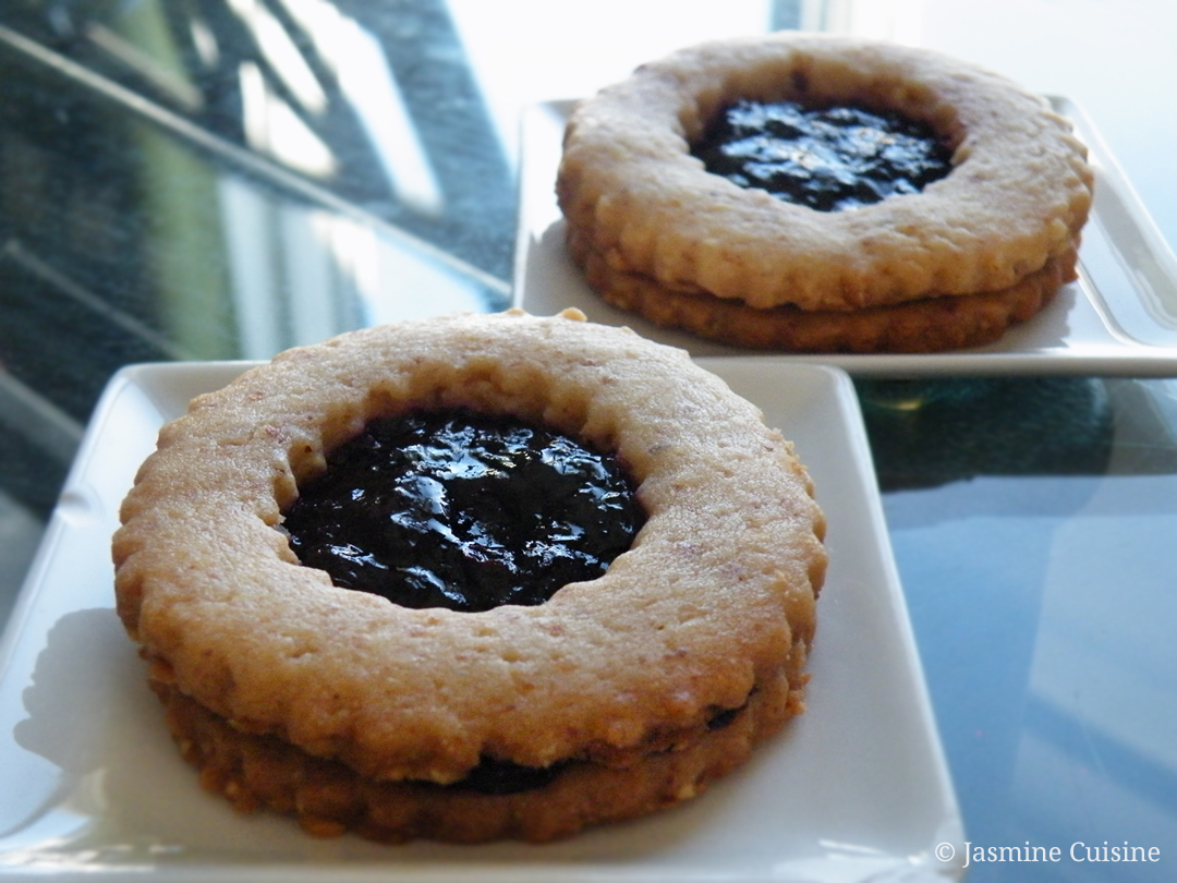 Biscuits sablés aux amandes grillées et à la confiture de bleuets ...