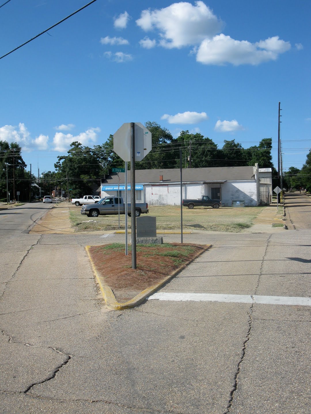 Eccentric Roadside: A slight case of blockage: the World's Smallest ...