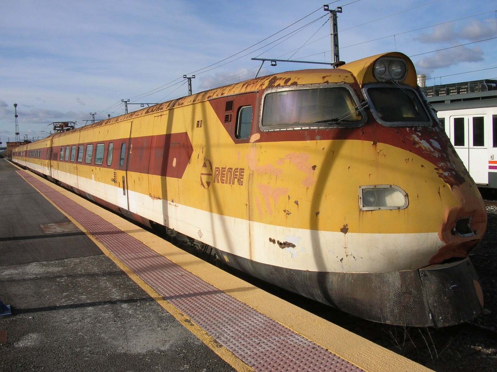 Renfe serie 443 "platanito" un tren basculante y singular