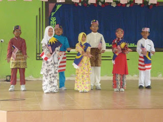 SeLaMaT PaGi..CikGU..!!: PERTANDINGAN NYANYIAN SOLO ( SUARA MERDEKA )