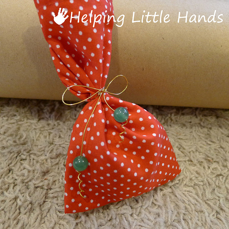 Pieces by Polly: Wire and Bead Bows and Ties - Gift Wrap Tutorial