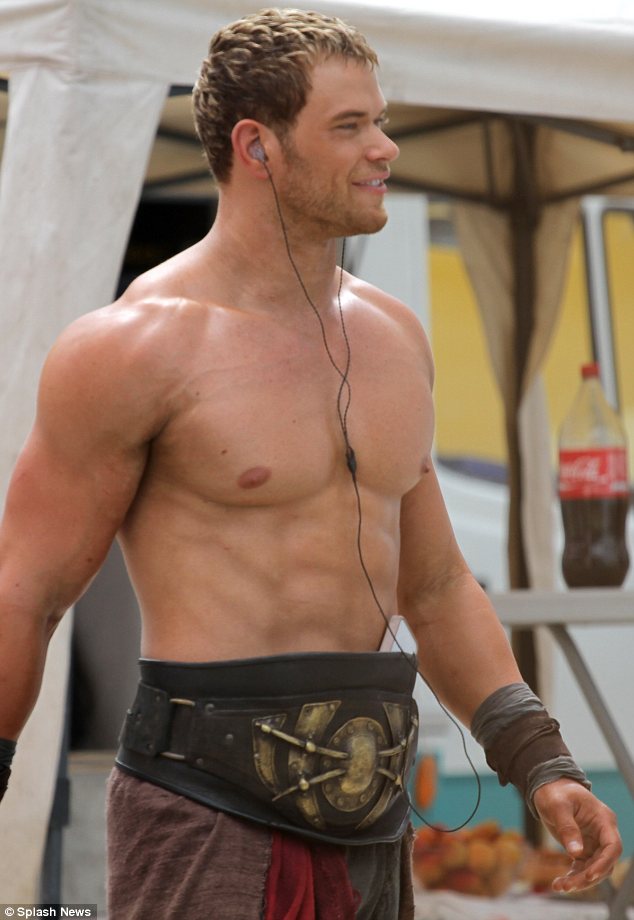Fashion And The City Kellan Lutz Shows Off His Abs Olutely Amazing Body