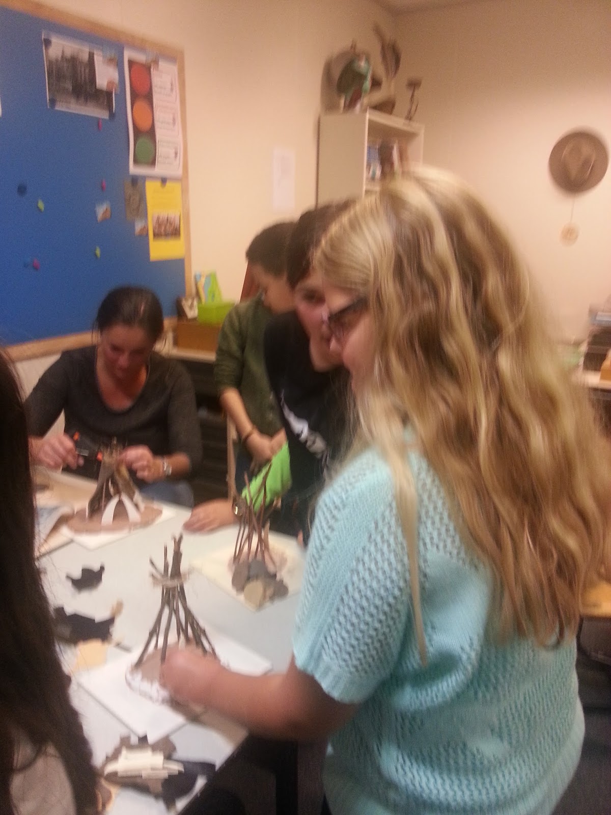 De groep van meneer Sander: Knutsel/spellencircuit thema: Boeren en Jagers!