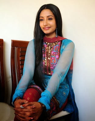 Anita Galler Candid Photoshoot HQ Pics At 'Maro Charitra' Telugu Movie ...