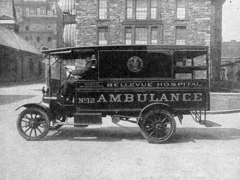 37 Historical Photos That Show Early Ambulances Over 100 Years Ago ...