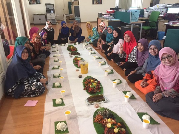 Pasangan Pengantin Ini Jadikan Seafood Lambak Atas Meja Menu Makan ...