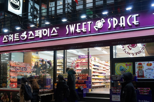 Gangnam 'Sweet Space'/ A store can buy discount snacks and candies from ...