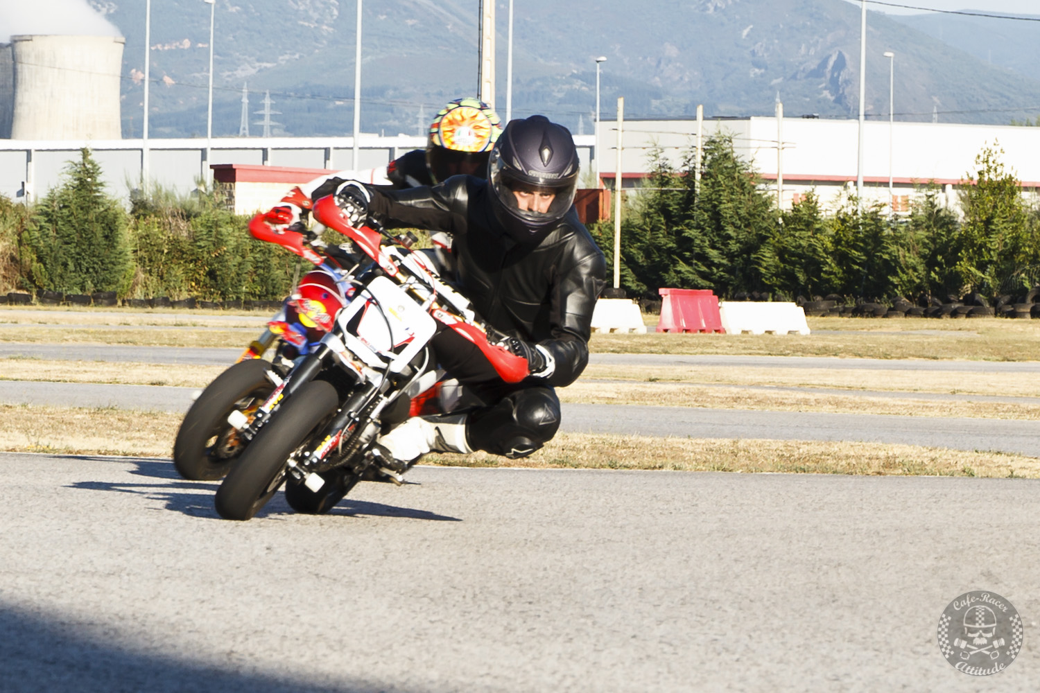 Cafe Racer Attitude: Pit Bike en circuito