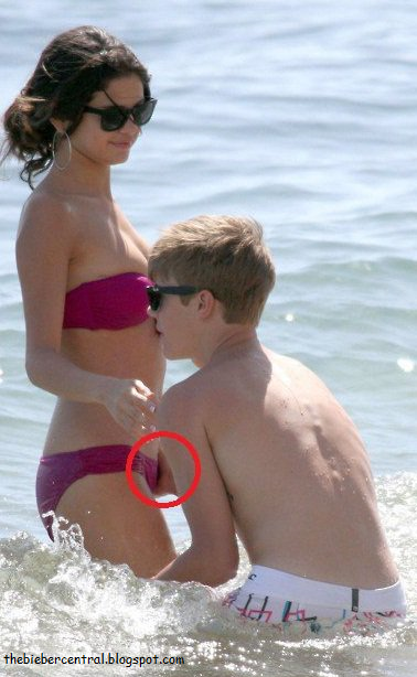 The Bieber Central Pictures Justin Bieber And Selena Gomez Enjoying A