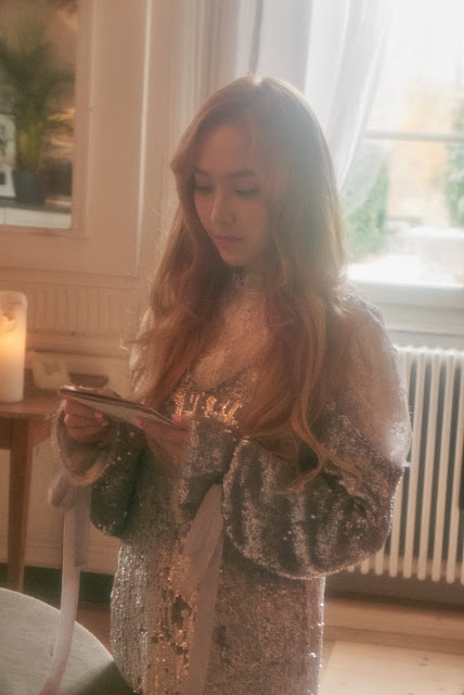 See the behind the scene pictures from Jessica's 'Wonderland' MV ...
