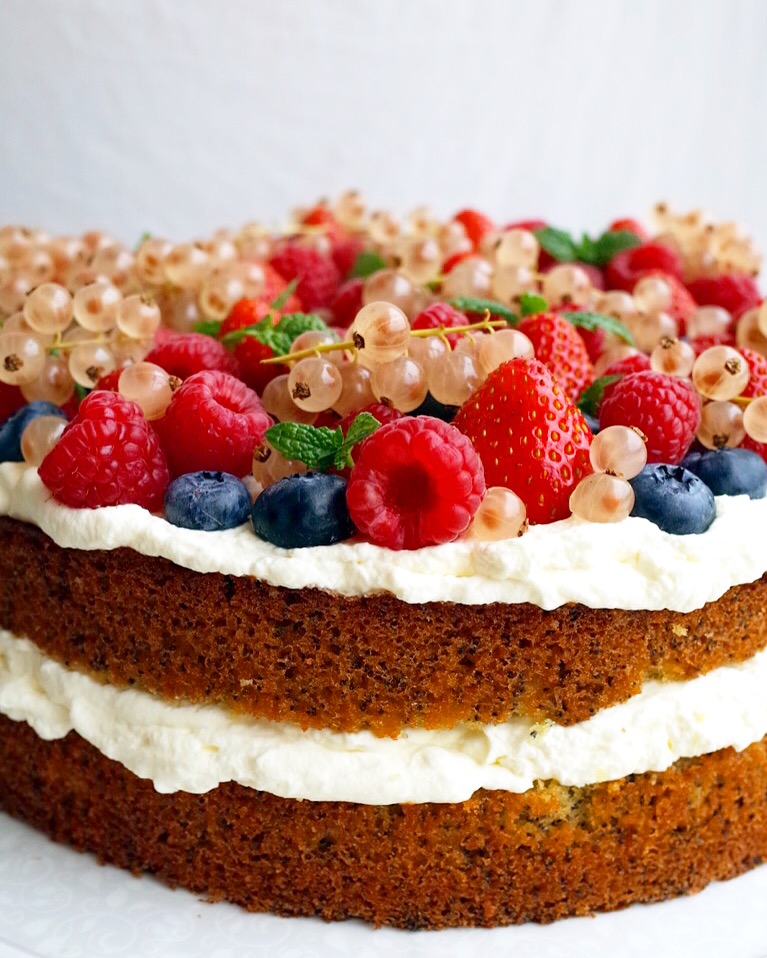 Gâteau à étages - biscuit au citron et graines de pavot, fruits rouges ...