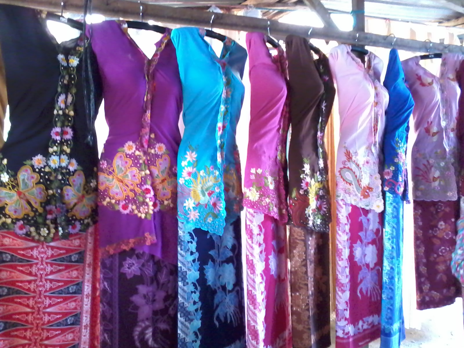 tikar sarawak: jubah manik dan labuci