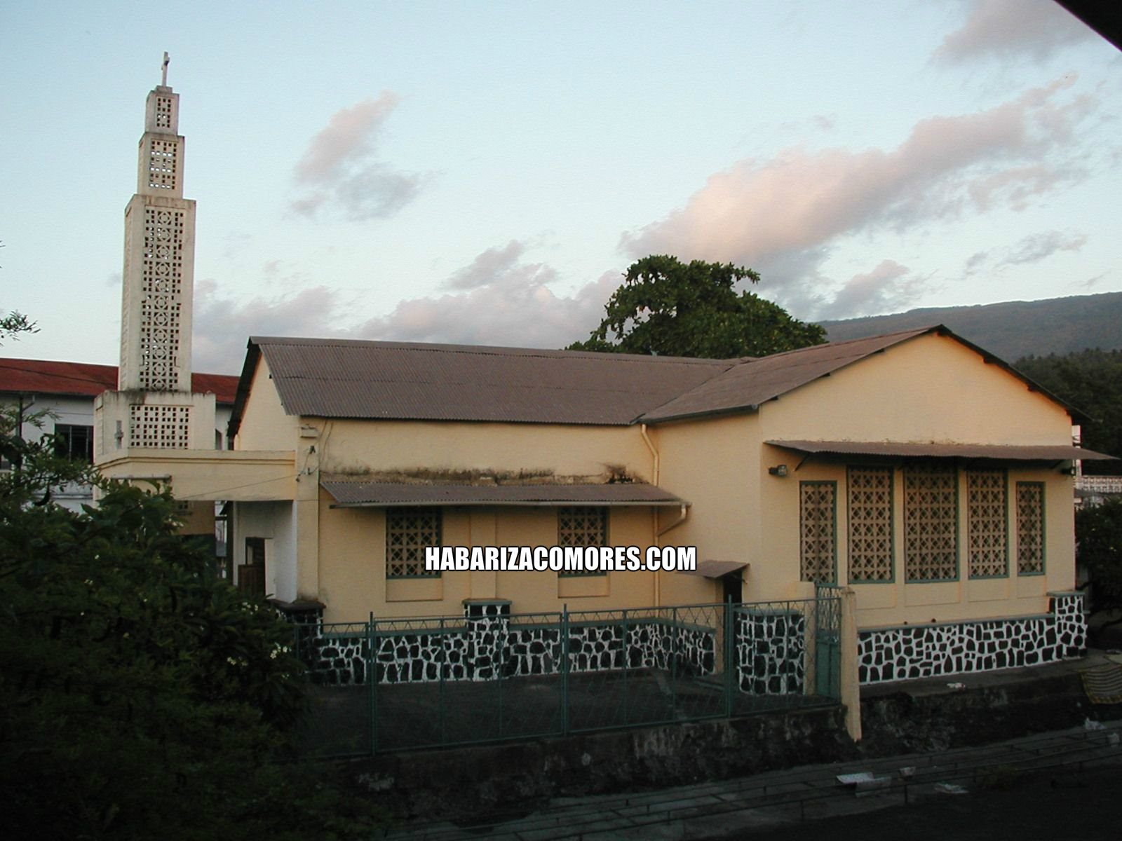 La France a construit deux églises aux Comores | HabarizaComores.com ...