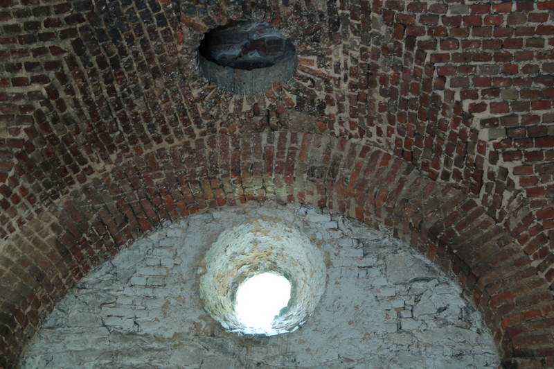 I tu i tam....Y aqui y alla: Grobowiec-piramida, ruina zamku i Perła ...