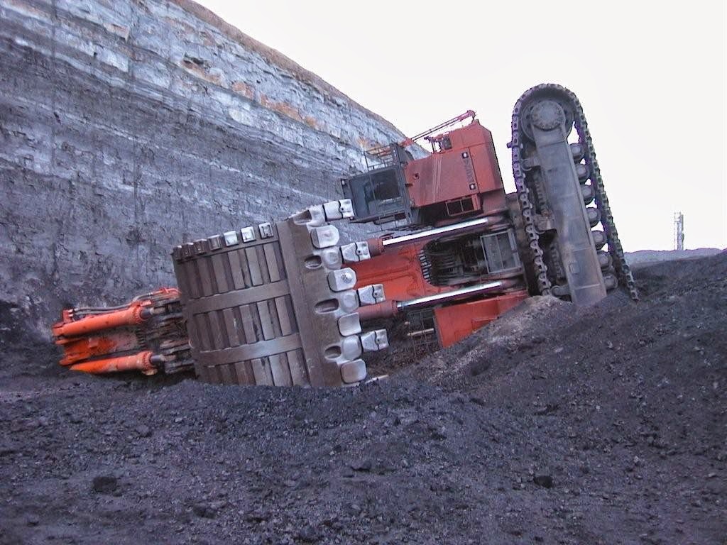 Mining Mayhem: Excavator Off Bench