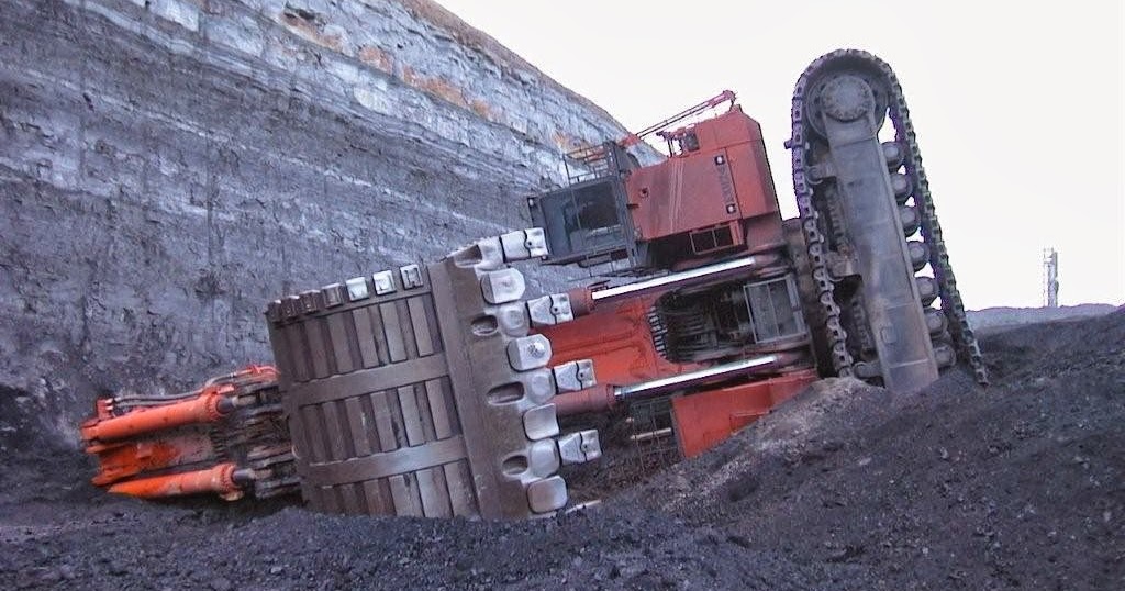Mining Mayhem: Excavator Off Bench