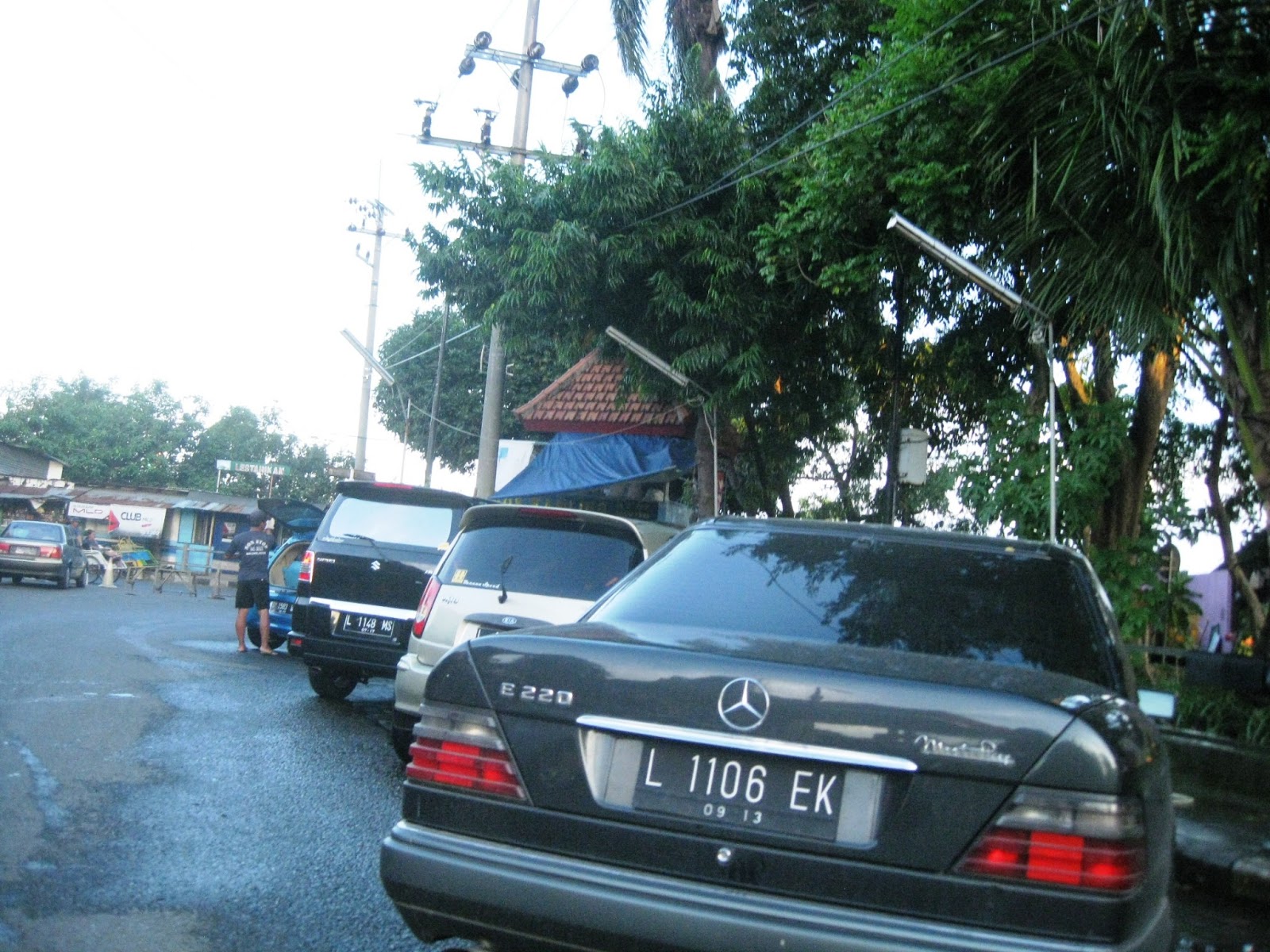 Foto Mobil Jalan Di Air