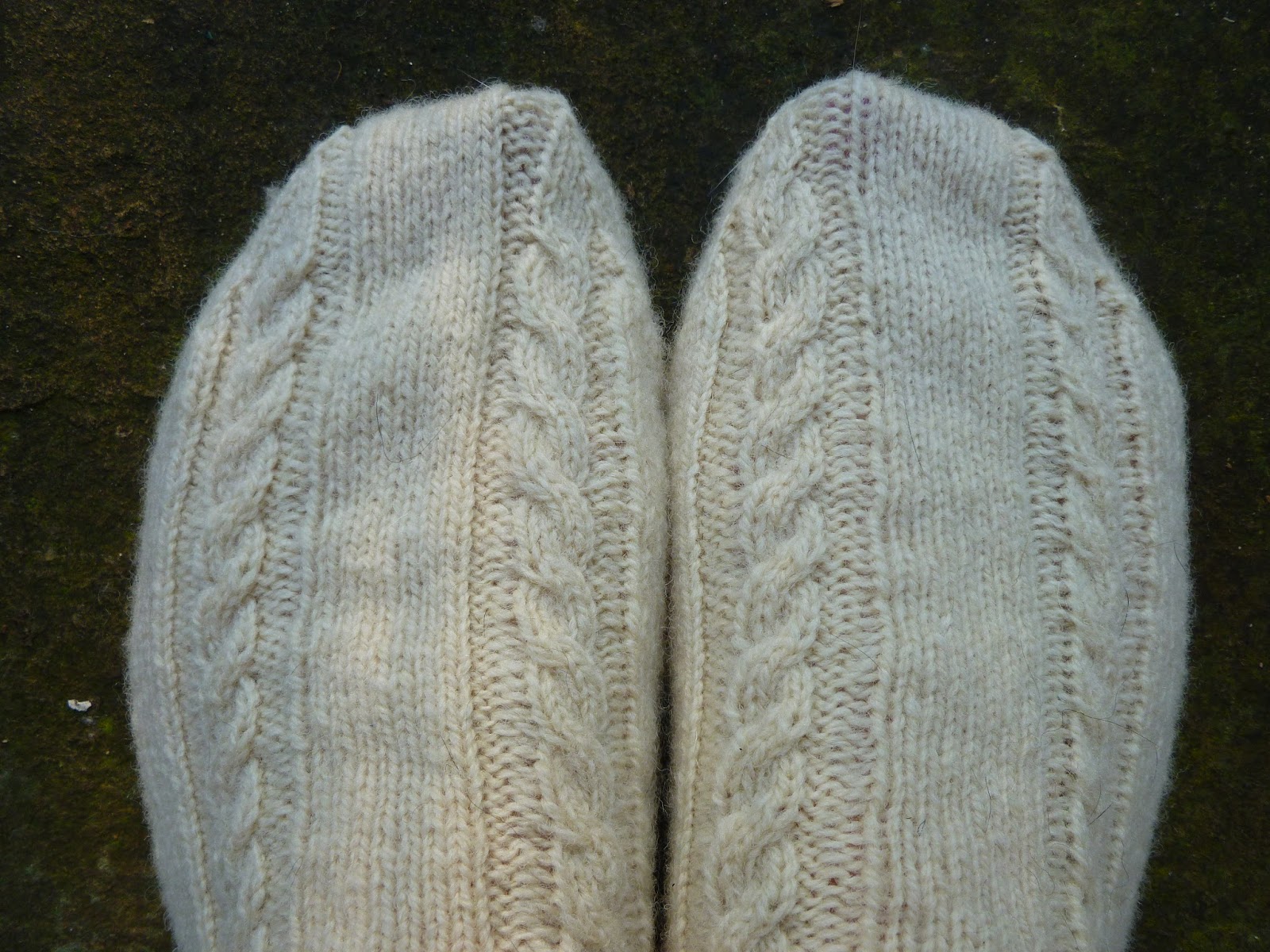 Easy Cable socks tutorial ... getting started | Winwick Mum