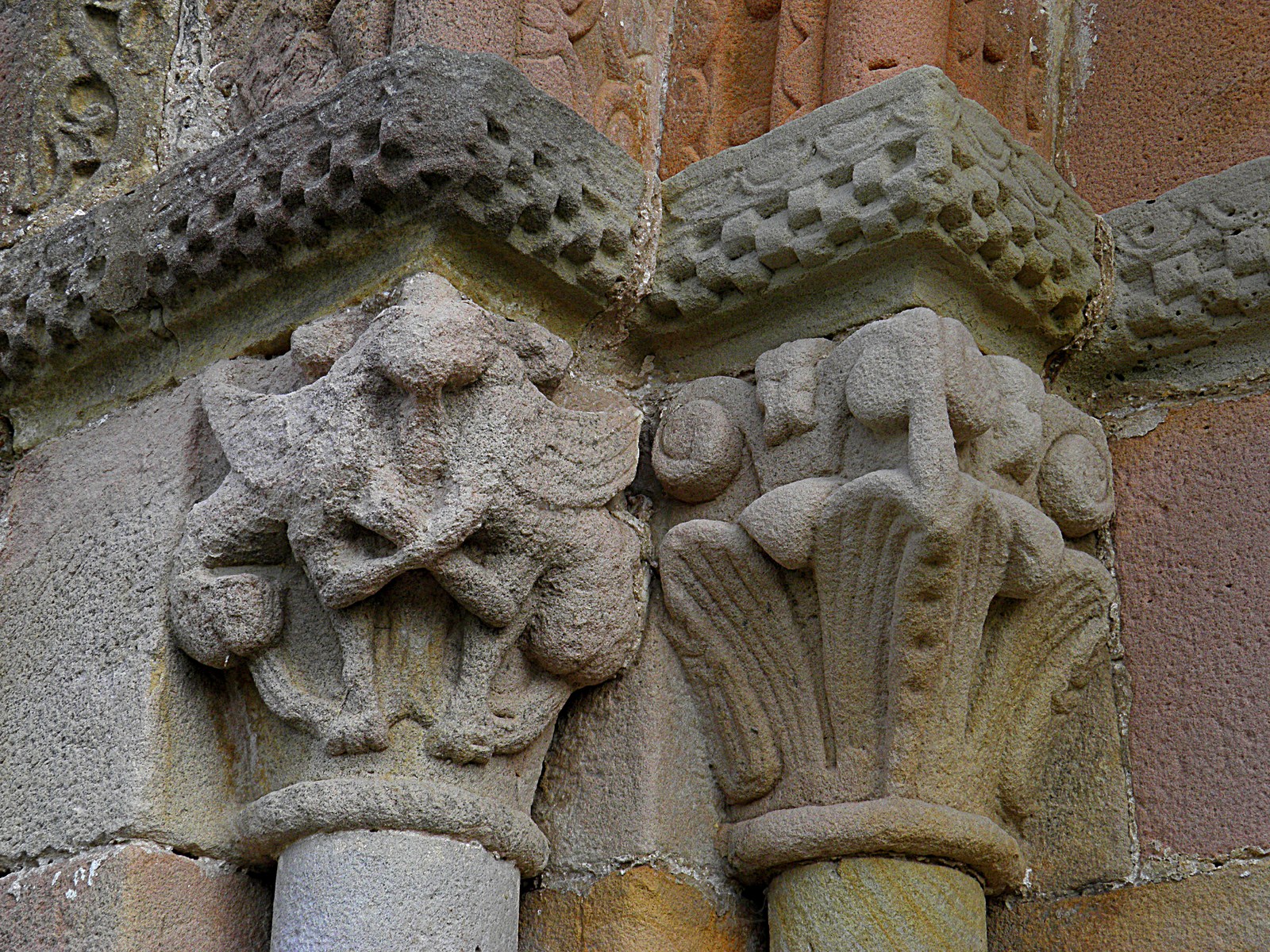 En uno de los capiteles del lado izquierdo se recurre a la decoración ...