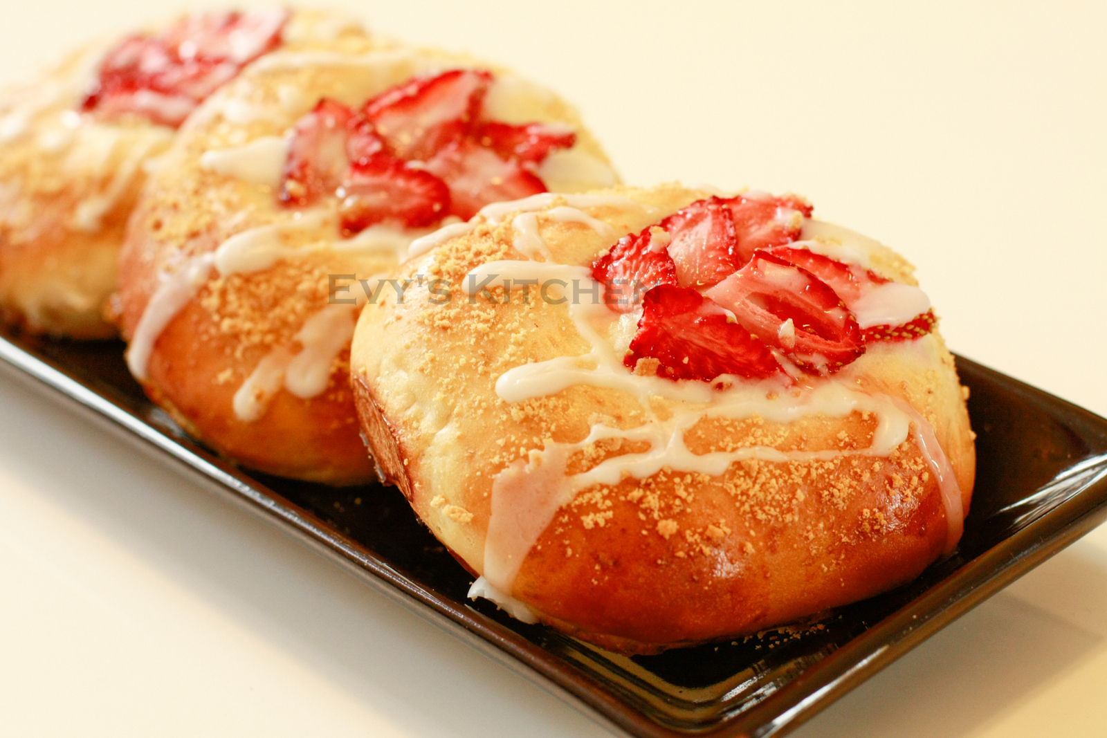 EVY's Kitchen: Strawberry Buns