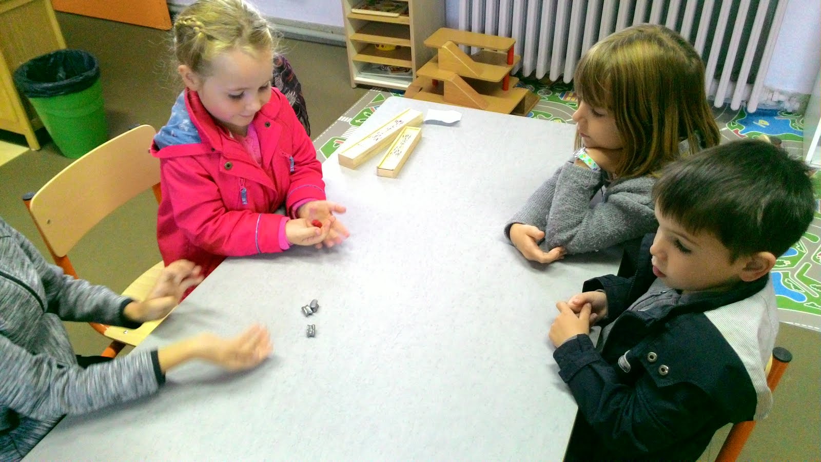 Bienvenue sur le site de l'école: Atelier jeux traditionnels (osselets)