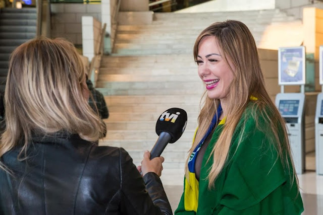 A modelo brasileira Ju Isen, famosa por participar despida em ...