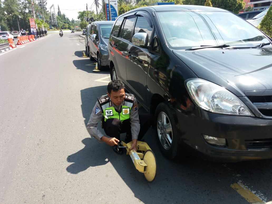 Polantas Gembok Mobil Parkir di Atas Marka Biku Kuning Jalan Cik ditiro ...