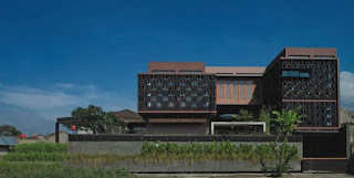 Wisata Kulinere: Rumah Botol Ridwan Kamil Disewakan