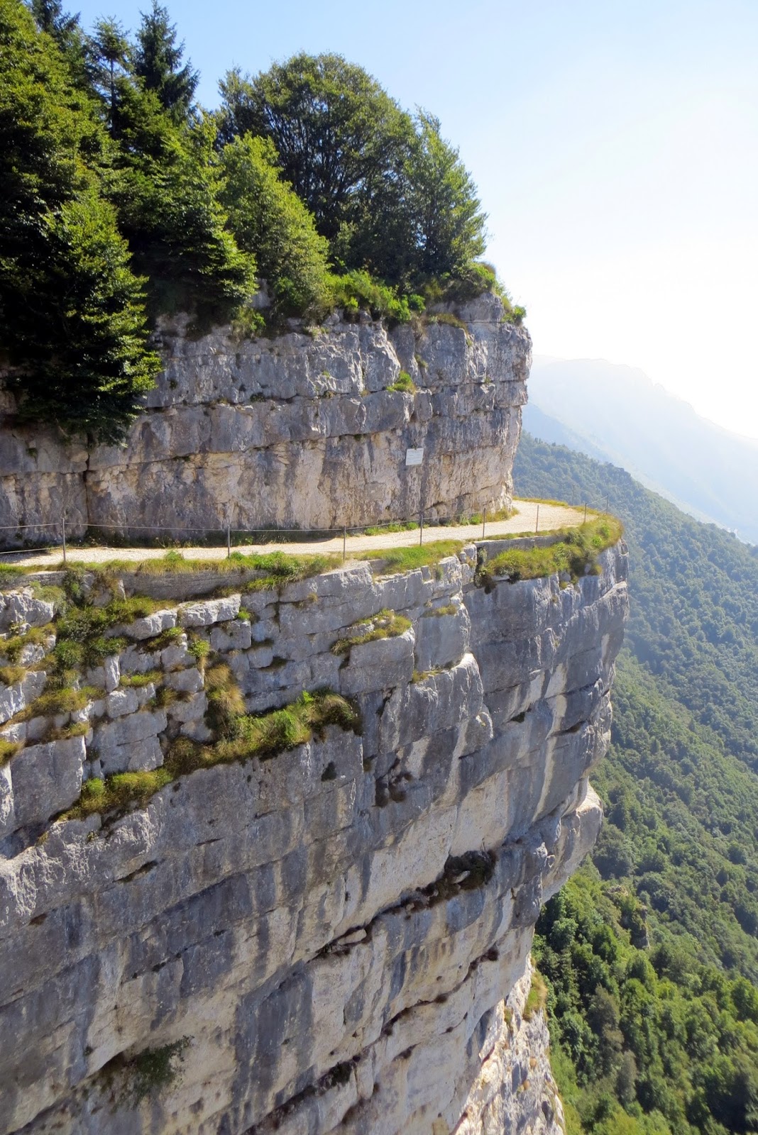 Escursione alle gallerie e trincee sul monte Cengio - Montagna di Viaggi
