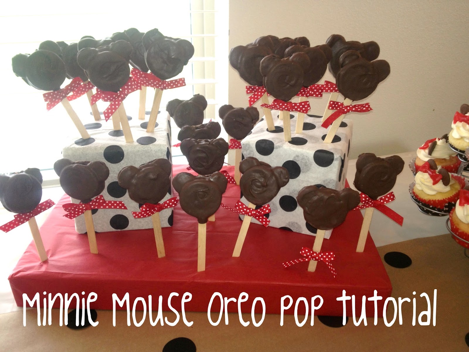 Minnie Mouse Cake Pops Tutorial