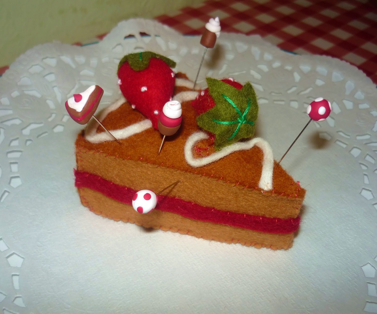 Mrs Minton makes...: Felt cakes