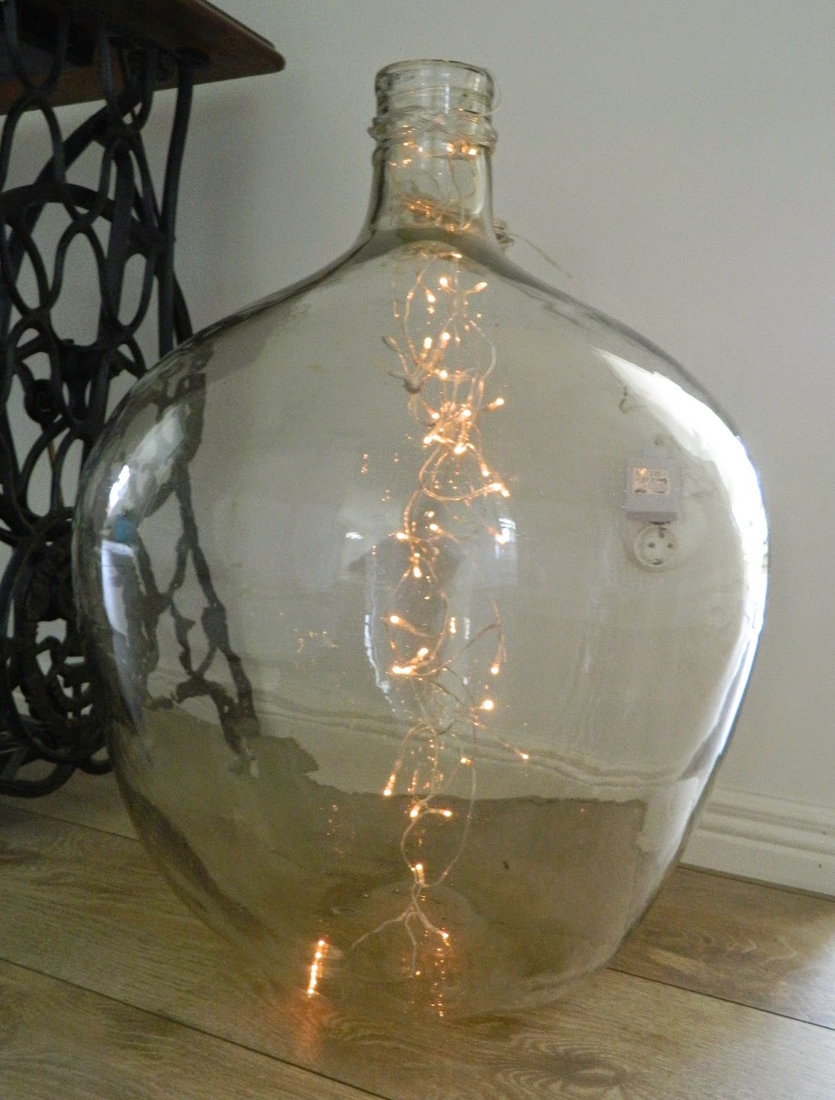 Maalaiskoti Myllyhaassa : Lasitölkki tuunaus ja vanha suuri lasipullo